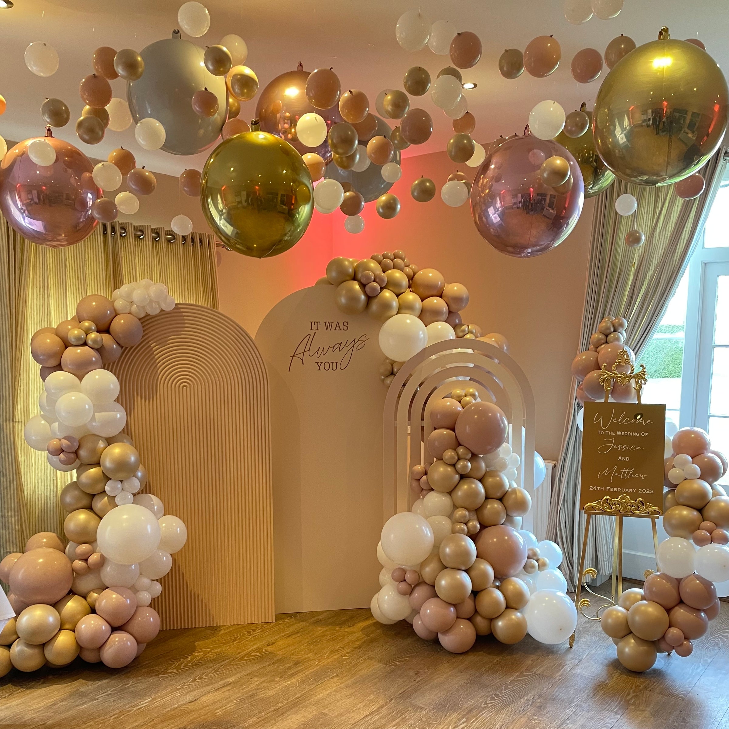 Balloon displays store